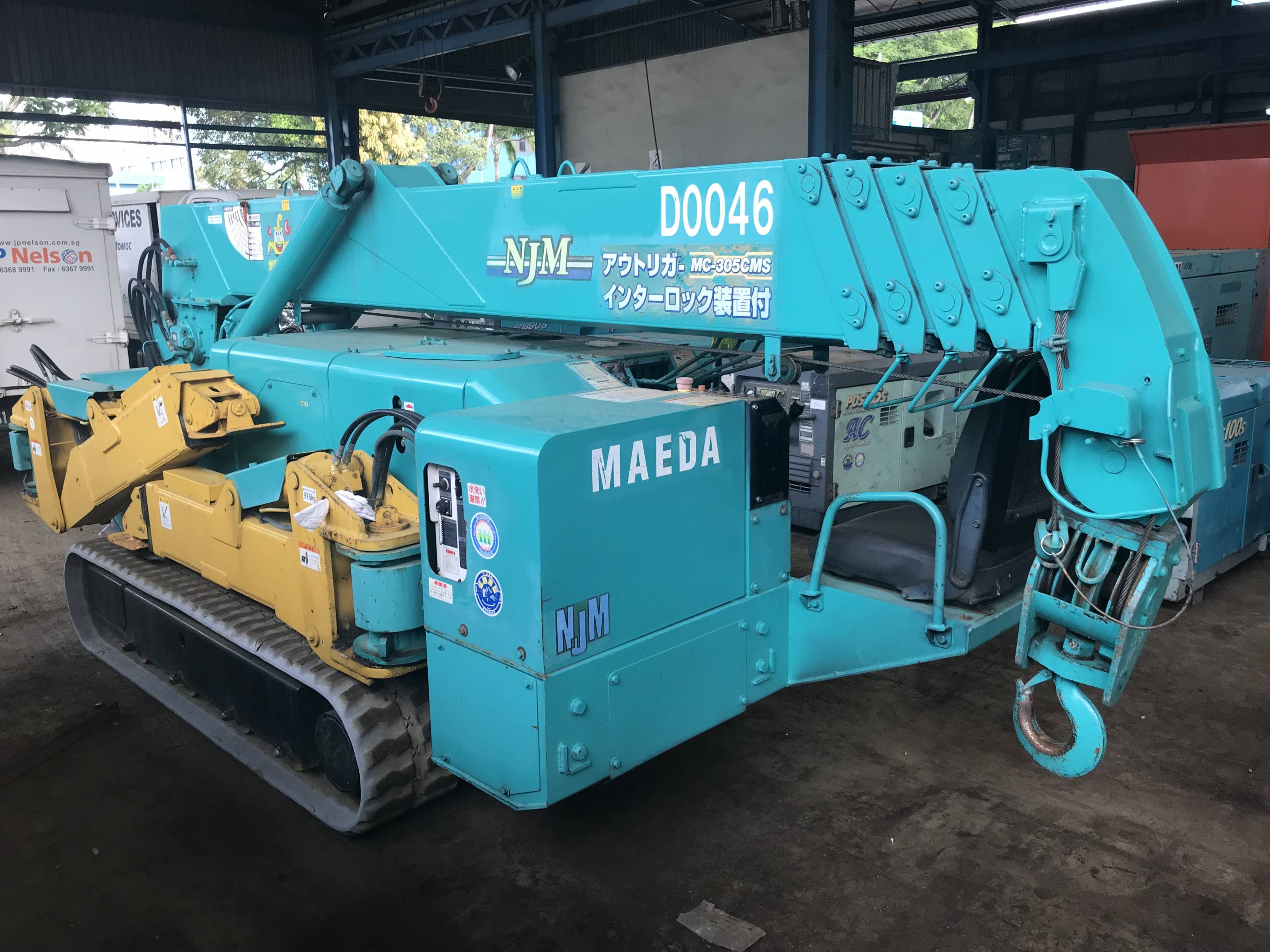 MAEDA MINI CRAWLER CRANE