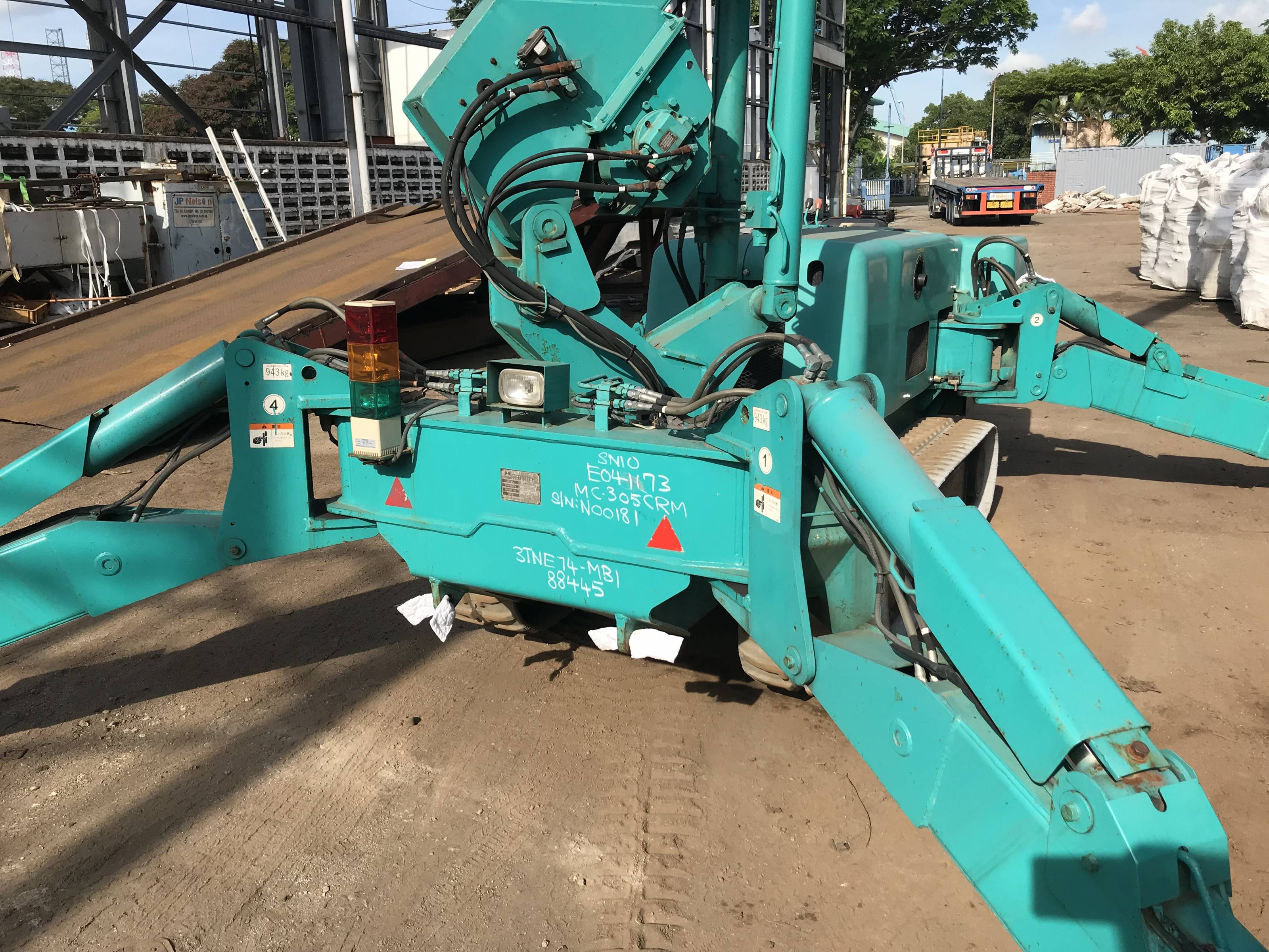 MAEDA MINI CRAWLER CRANE